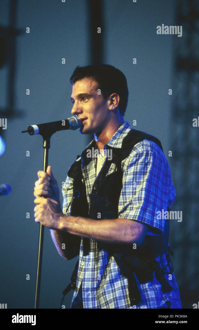 Nsync performing hi-res stock photography and images - Alamy