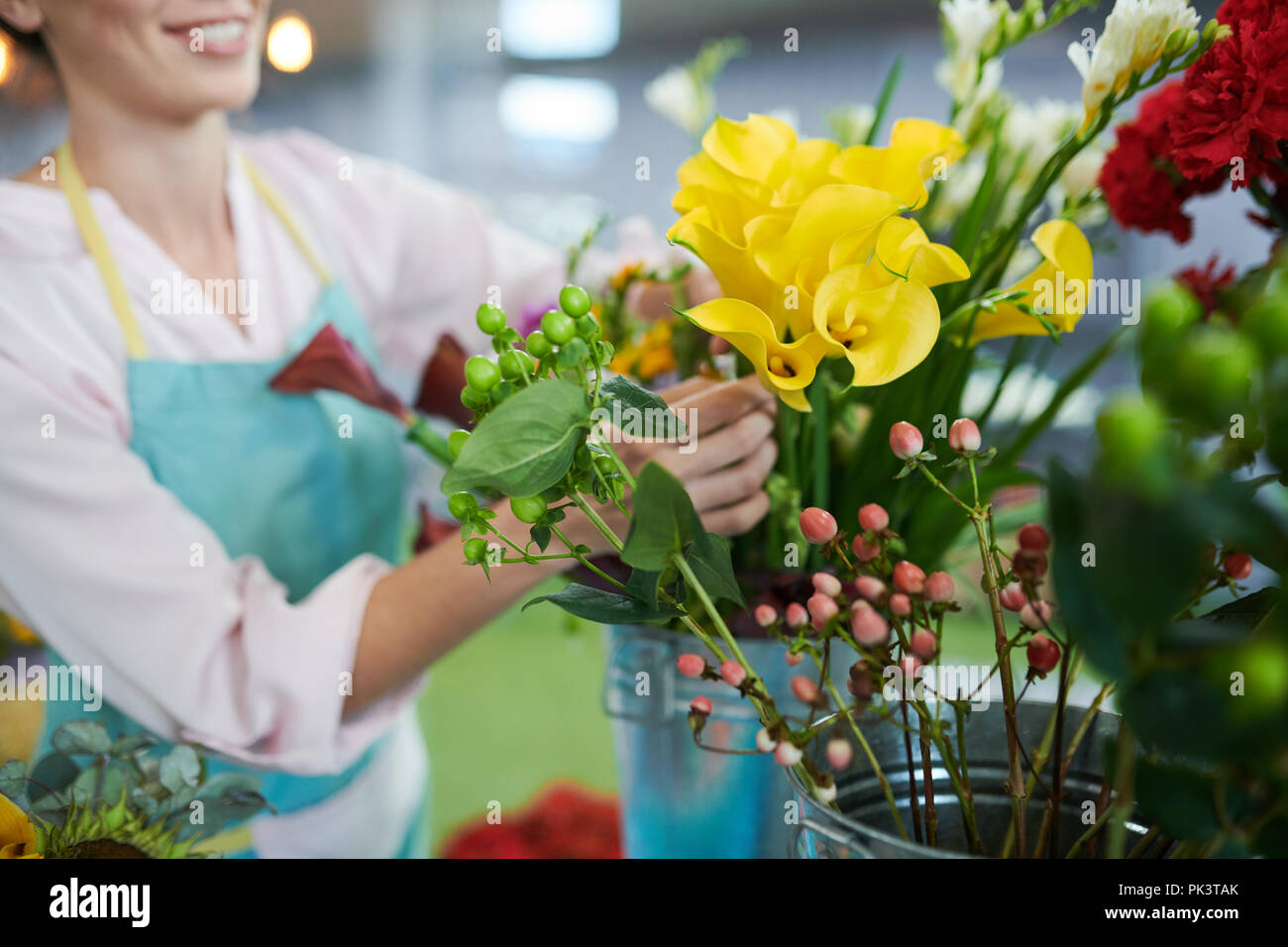 Female arranging flowers hi-res stock photography and images - Alamy