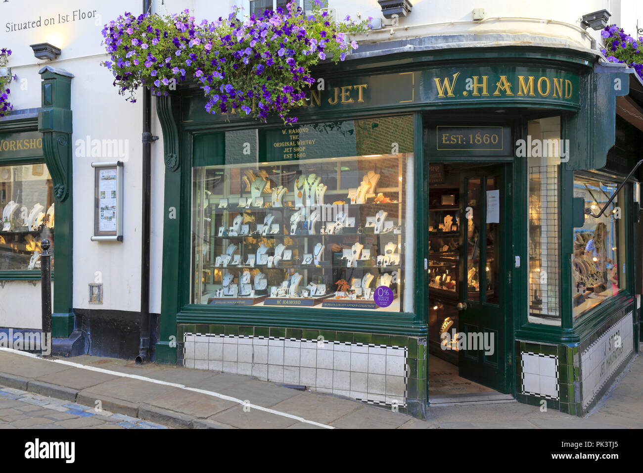 Whitby jet hi-res stock photography and images - Alamy