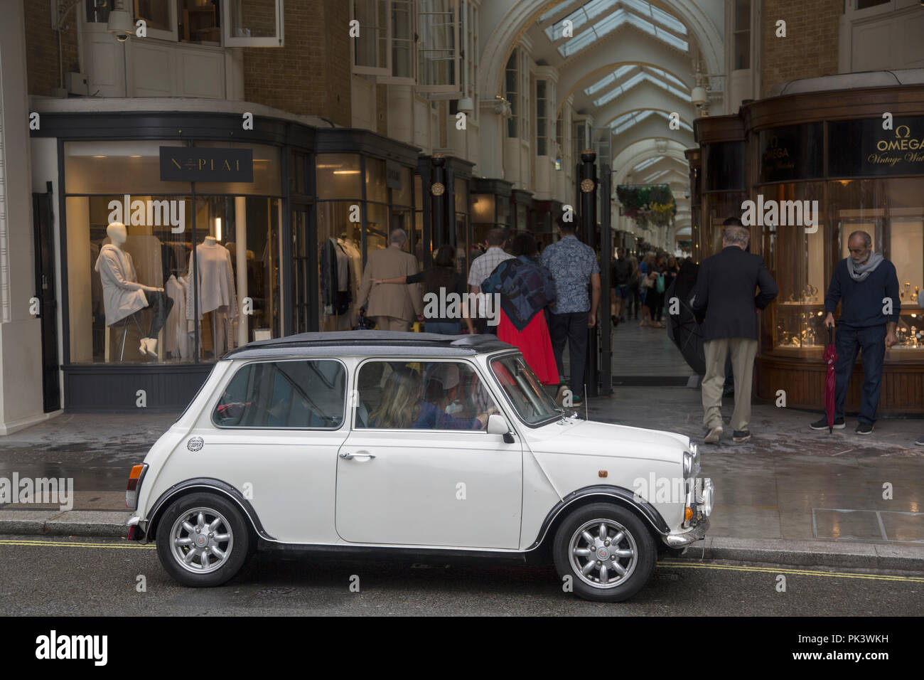 Luxury car outside london shop hi-res stock photography and images - Alamy