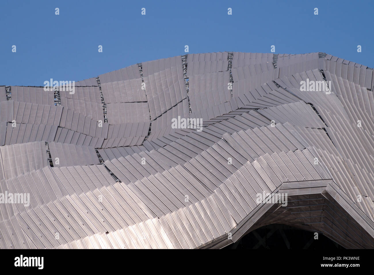 Stainless steel buildings hi-res stock photography and images - Alamy