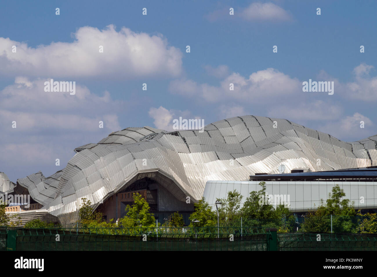Stainless steel buildings hi-res stock photography and images - Alamy
