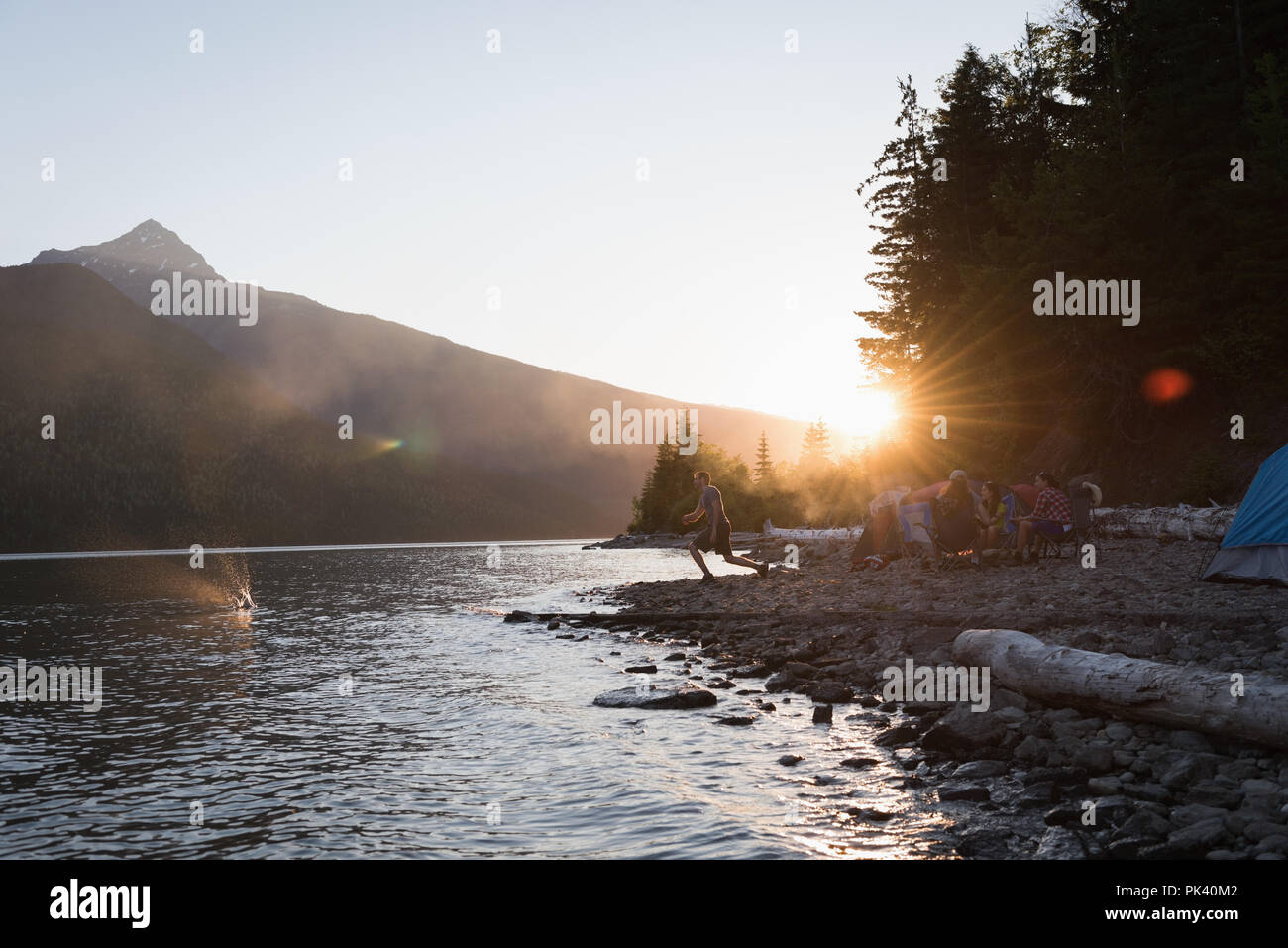 Group of people camping hi-res stock photography and images - Alamy