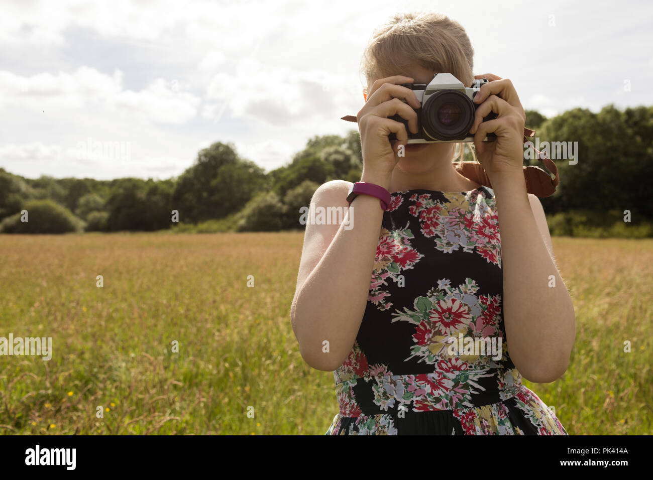 Woman clicking photo with digital camera Stock Photo - Alamy Woman clicking photo with digital camera Stock Photo - Alamy