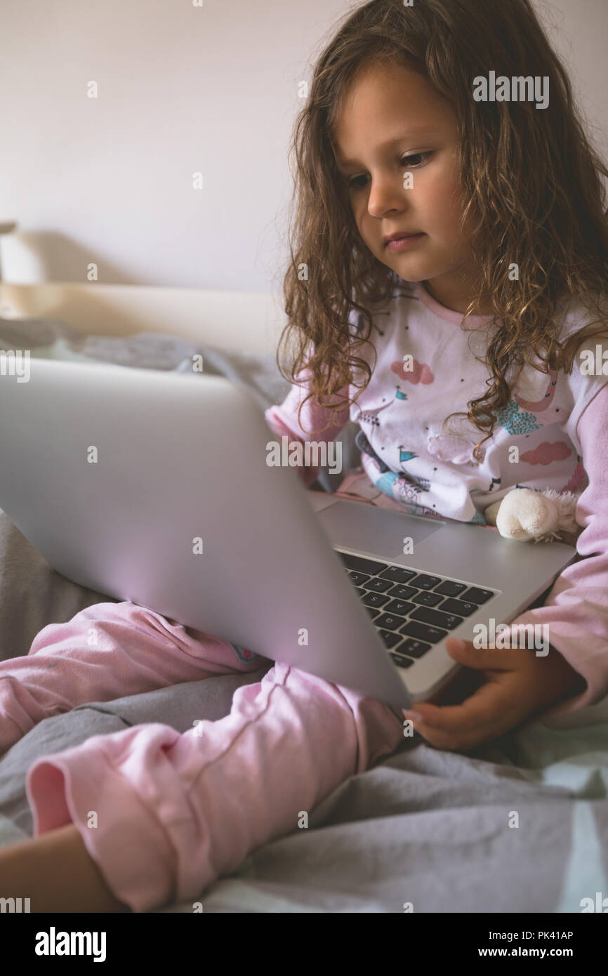 Laptop home bed hi-res stock photography and images - Alamy