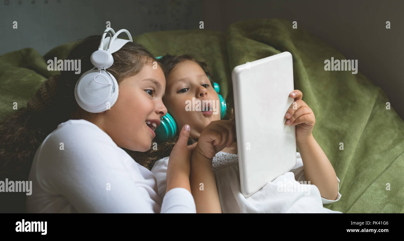 Digital siblings hi-res stock photography and images - Alamy