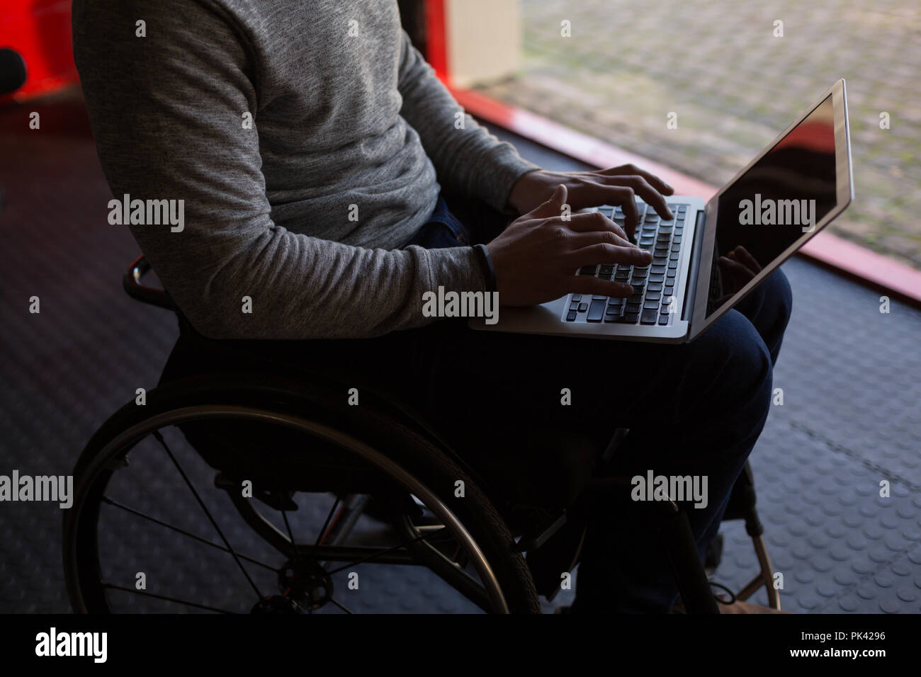 Disabled technology hi-res stock photography and images - Alamy