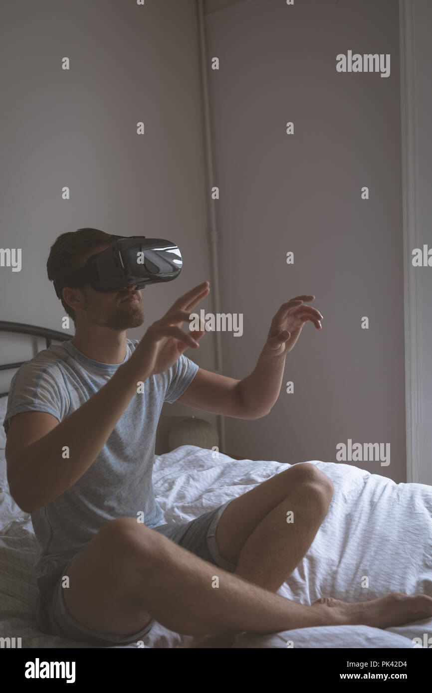 Man virtual reality headset glasses hi-res stock photography and images ...