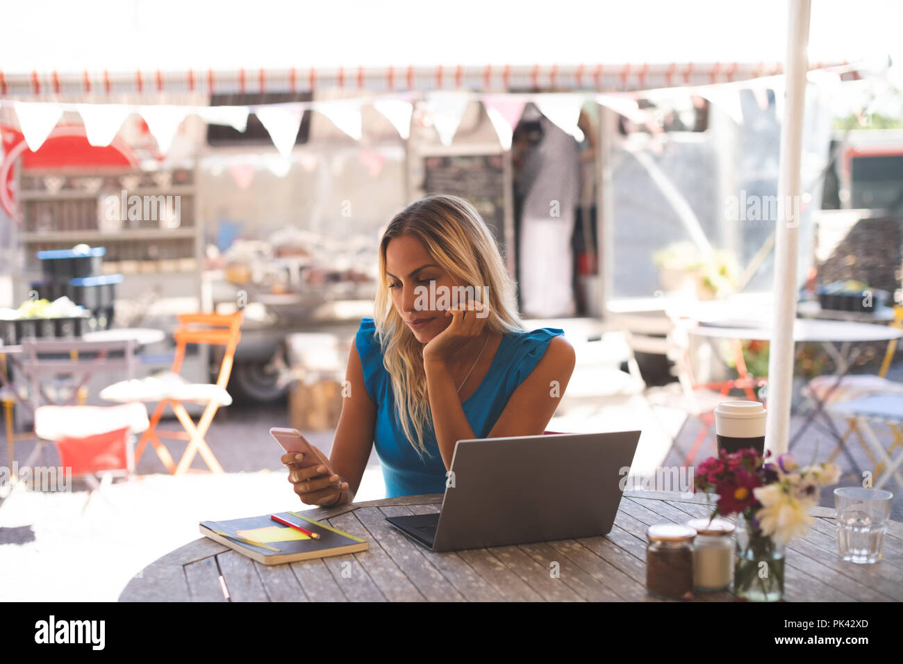 Outdoor laptop hi-res stock photography and images - Alamy