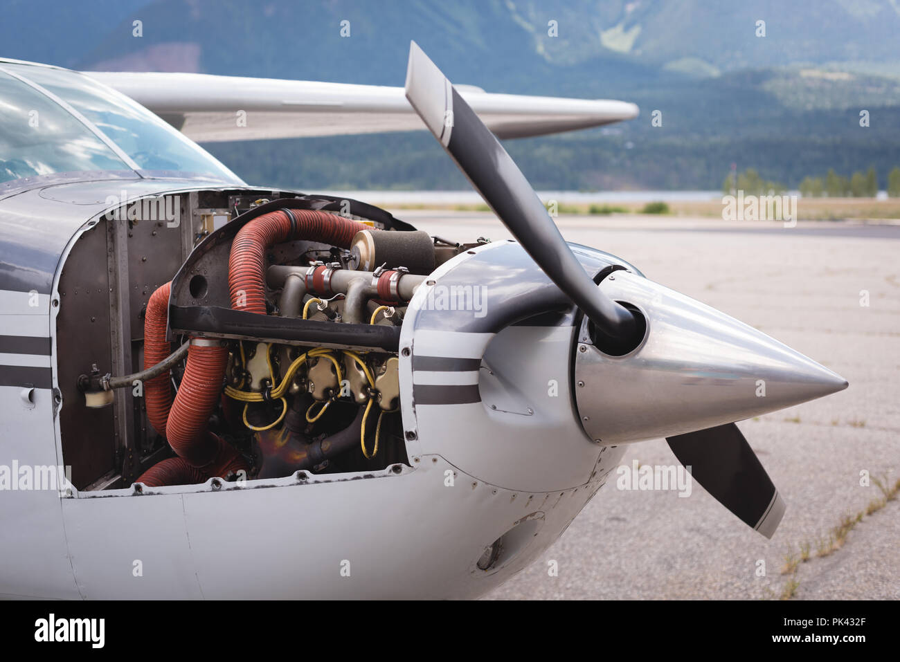 Propeller engine aircraft hi-res stock photography and images - Alamy