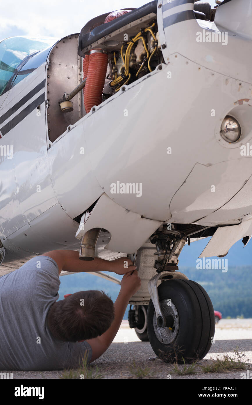 Engineer servicing landing gear Stock Photo - Alamy