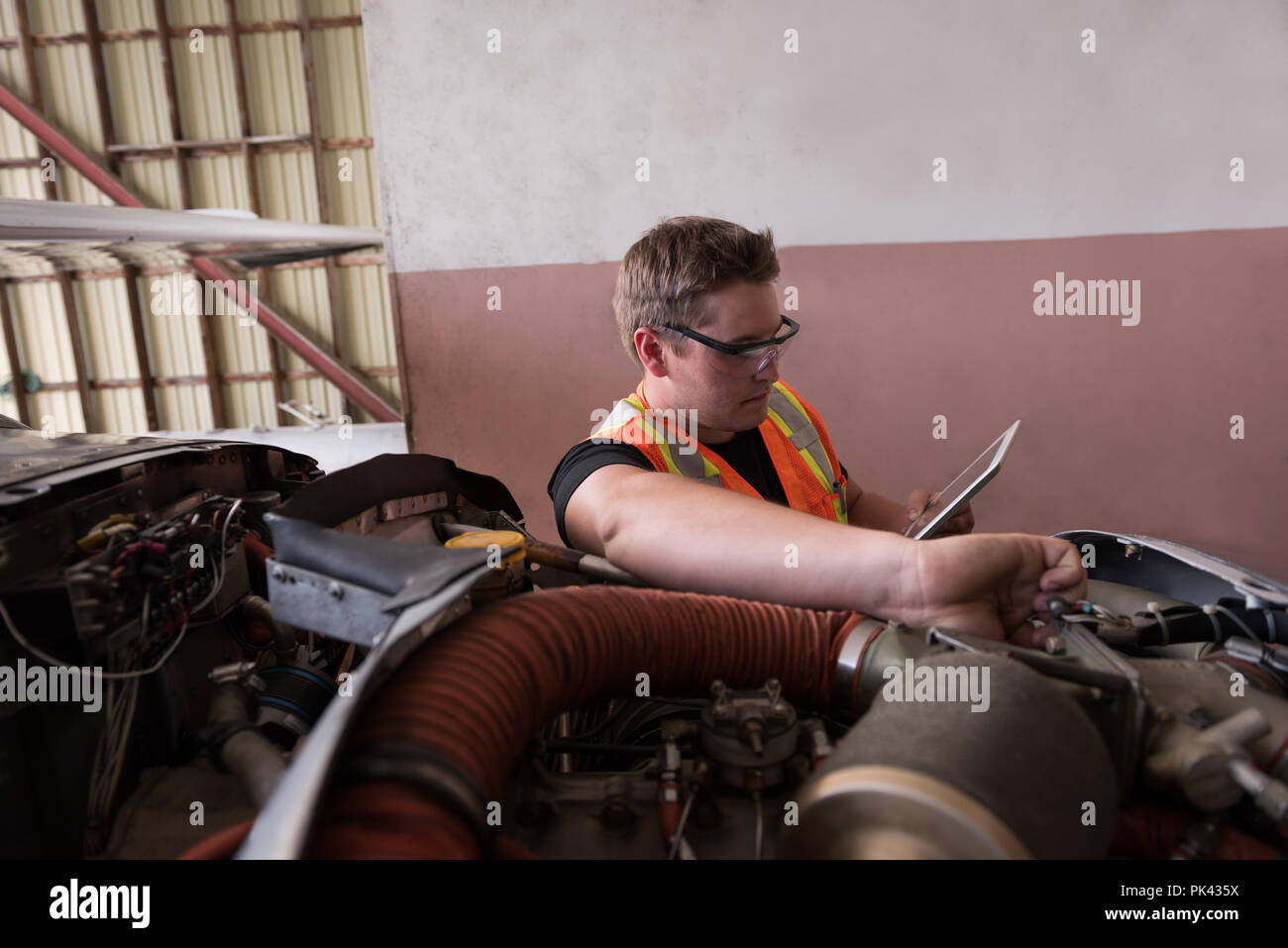 Aircraft mechanic hi-res stock photography and images - Alamy