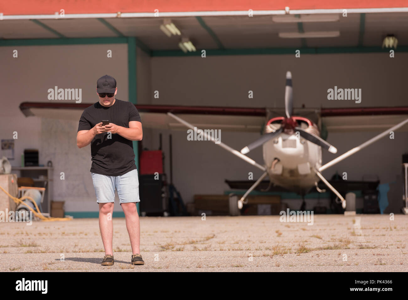 Mechanic using mobile phone Stock Photo - Alamy