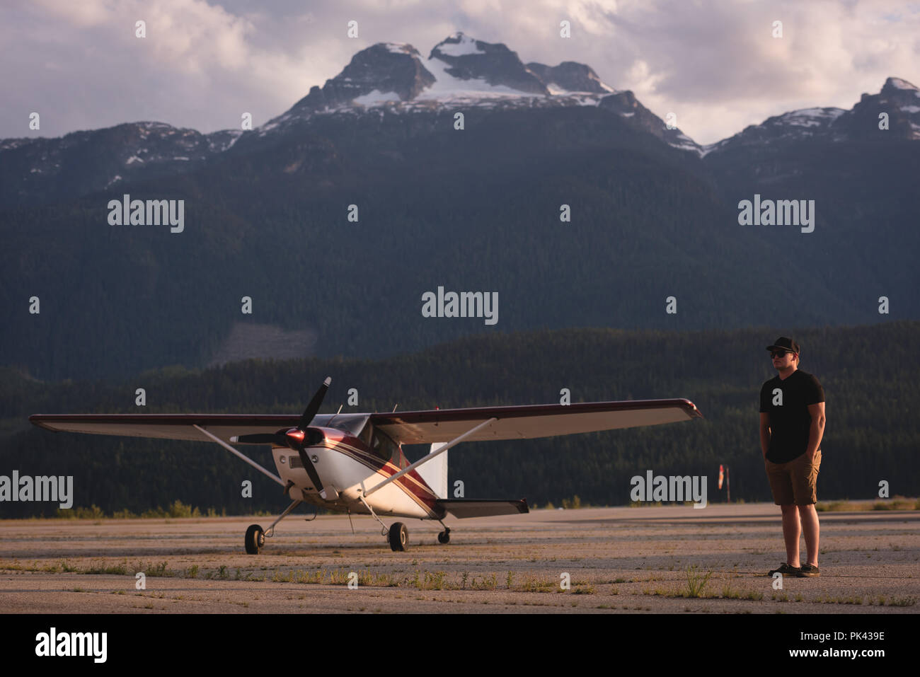 Aircraft standing hi-res stock photography and images - Alamy
