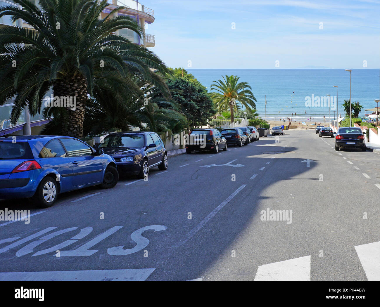 Road with parking leading down to the beach Stock Photo - Alamy
