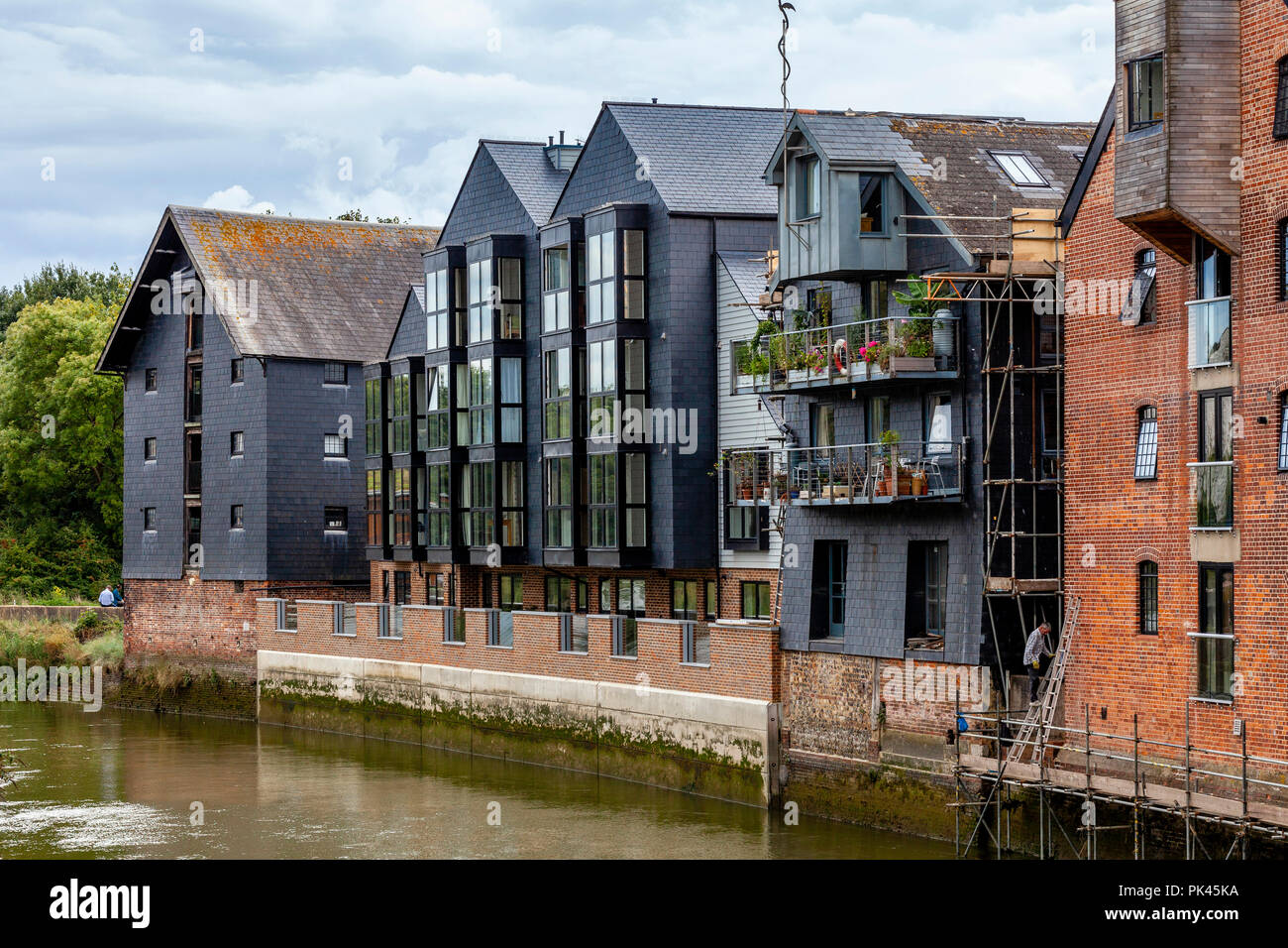 Residential riverside houses hi-res stock photography and images - Alamy