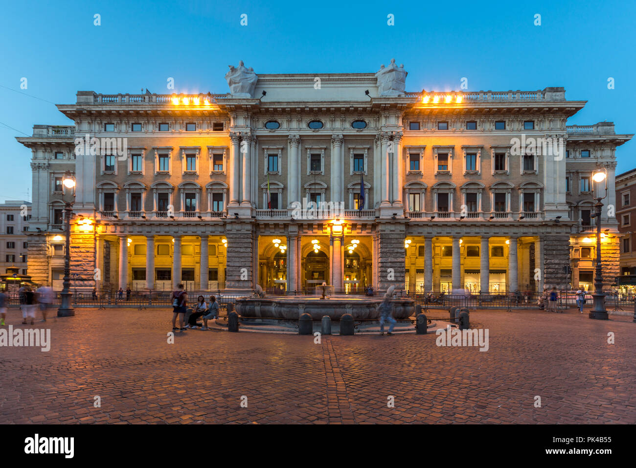 Palazzo chigi piazza colonna rome hi-res stock photography and images ...