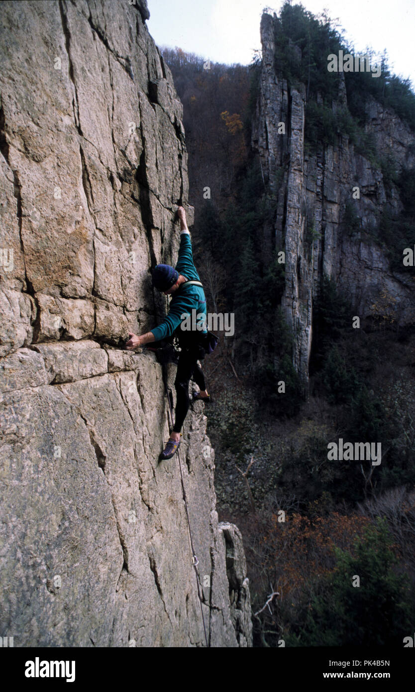 OutdoorSports053/121401 -- Scott Smith, lead climbing the almost never ...
