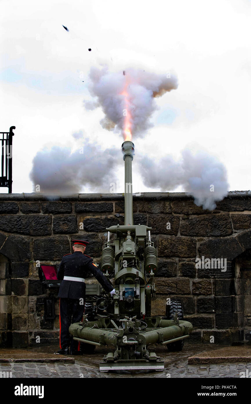 Cannon fire hi-res stock photography and images - Alamy