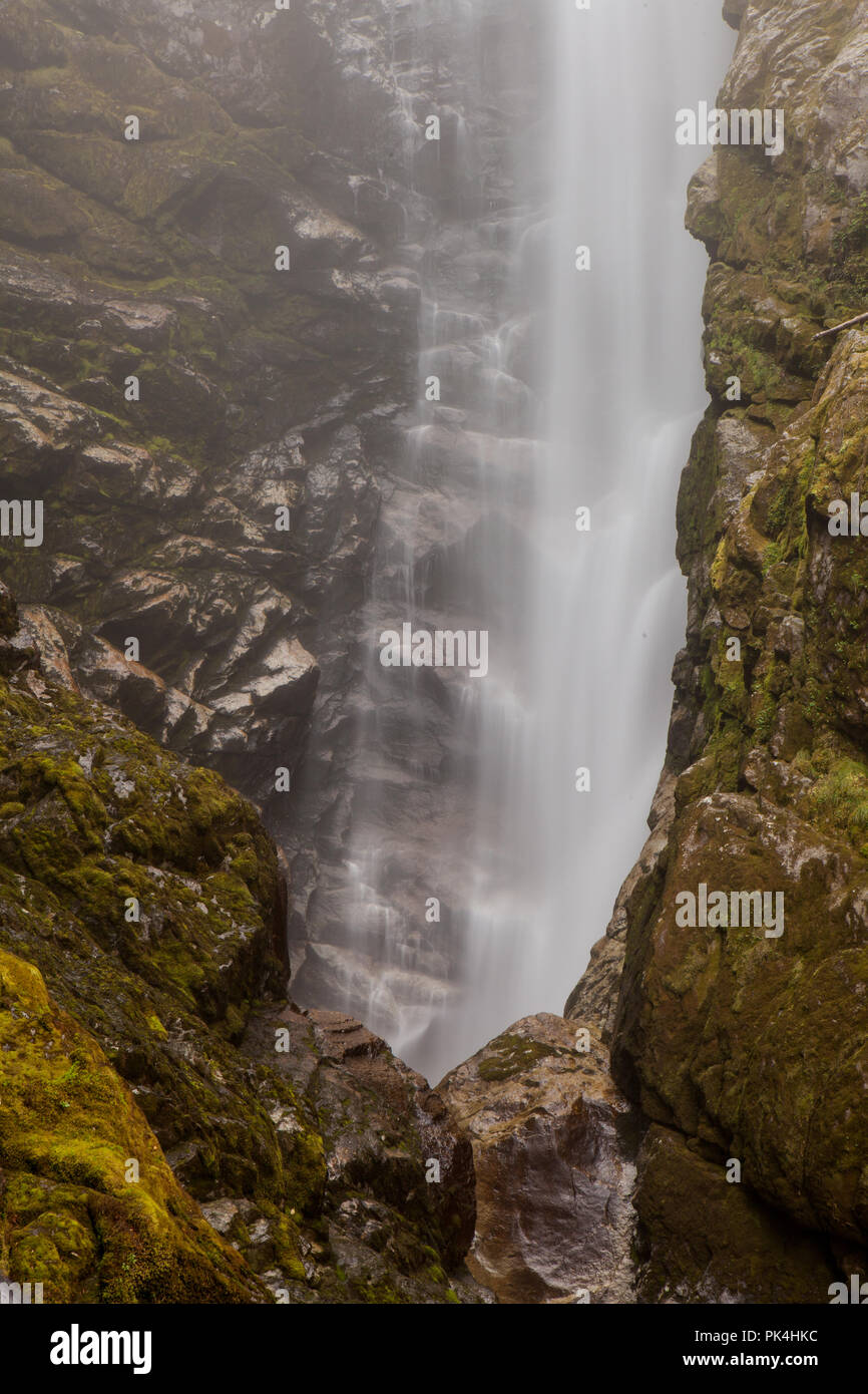 Wasserfall im Knight Inlet Stock Photo - Alamy
