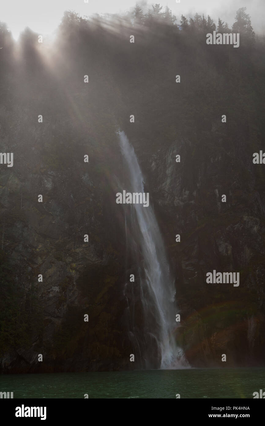 Wasserfall im Knight Inlet Stock Photo - Alamy