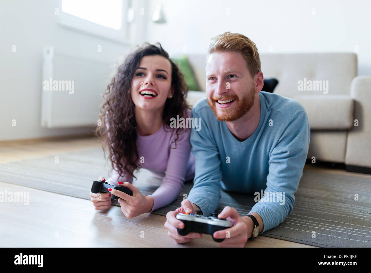 Man woman computer games hi-res stock photography and images - Alamy