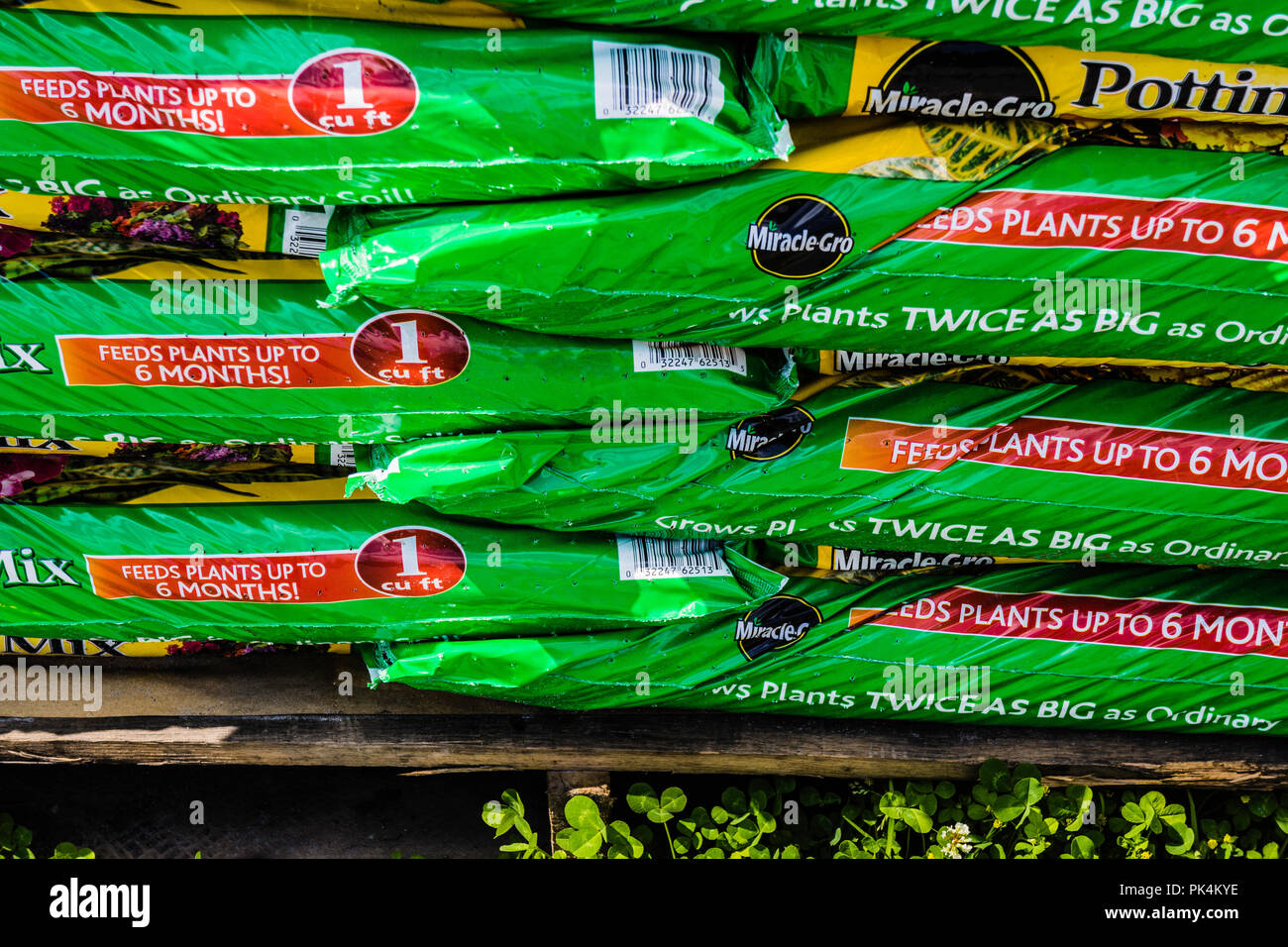 Bags of potting mix hi-res stock photography and images - Alamy