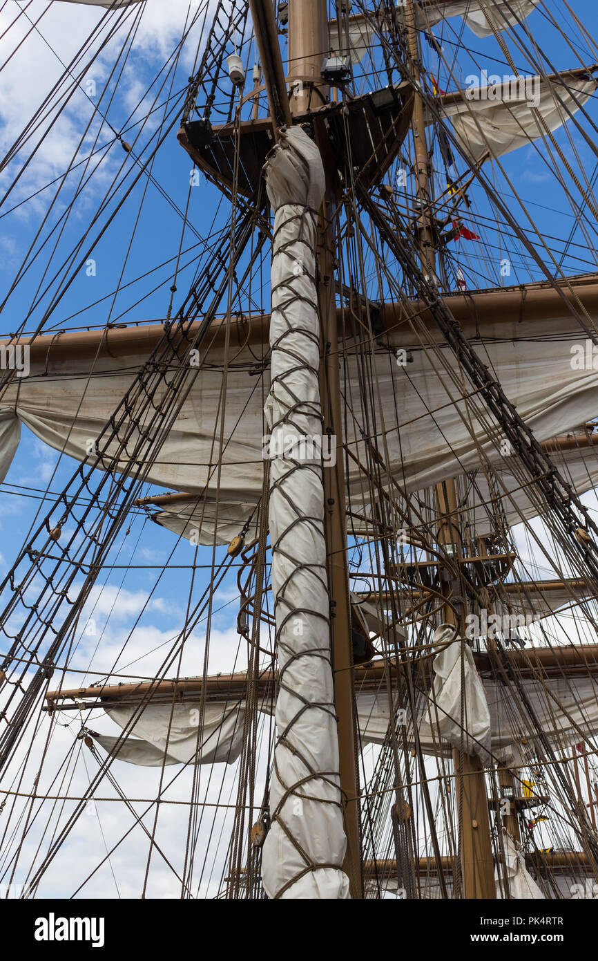 Ropes rigging hi-res stock photography and images - Alamy