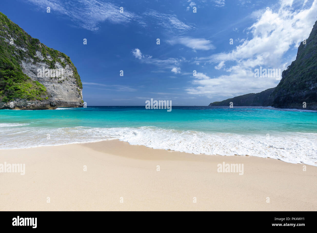 A tropical white sand beach, Kelingking Beach on Nusa Penida in ...