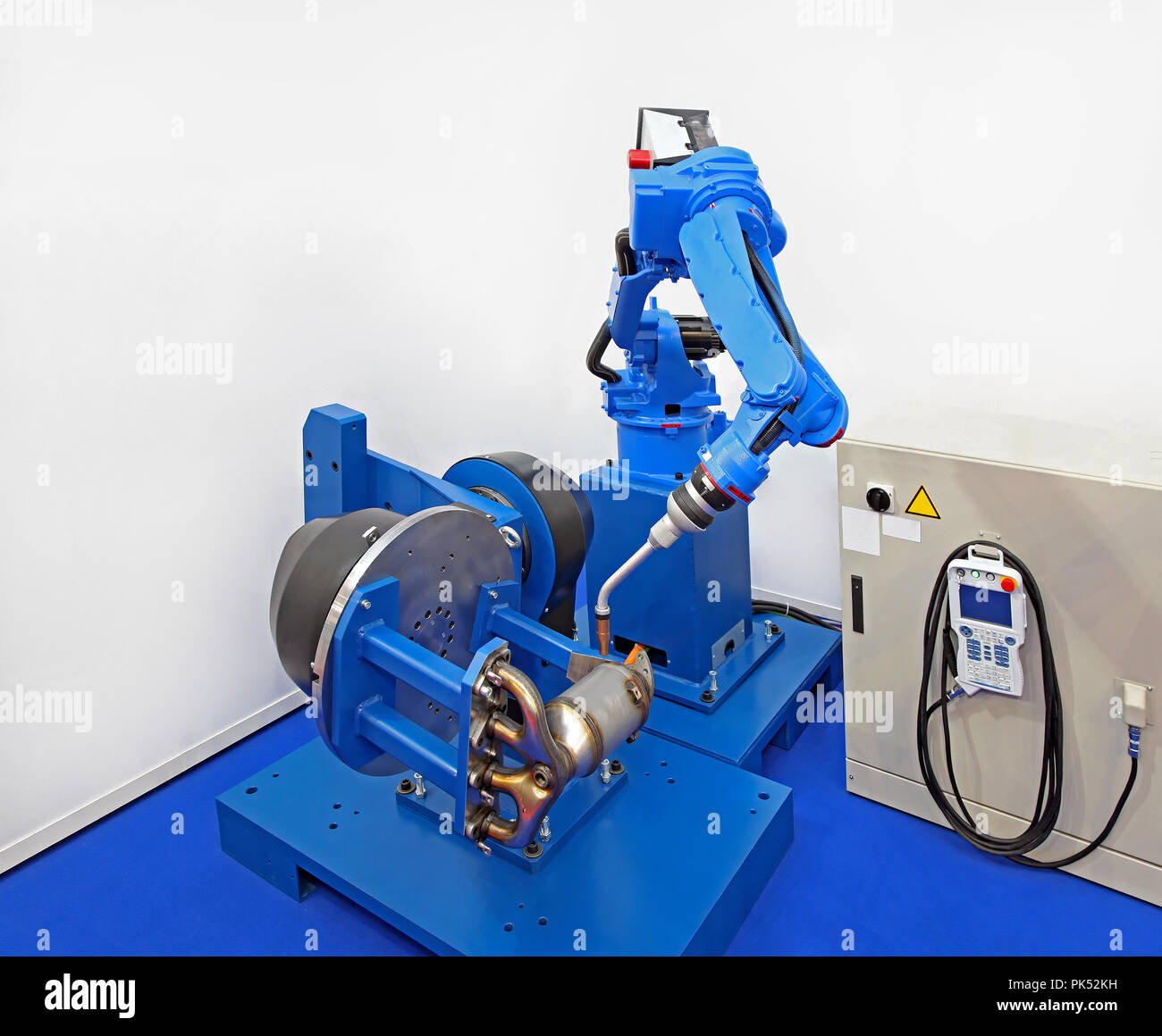 Robot welder manufacturing car parts in factory Stock Photo - Alamy