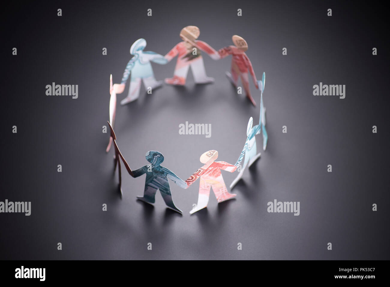 Circle of paper chain people hi-res stock photography and images - Alamy