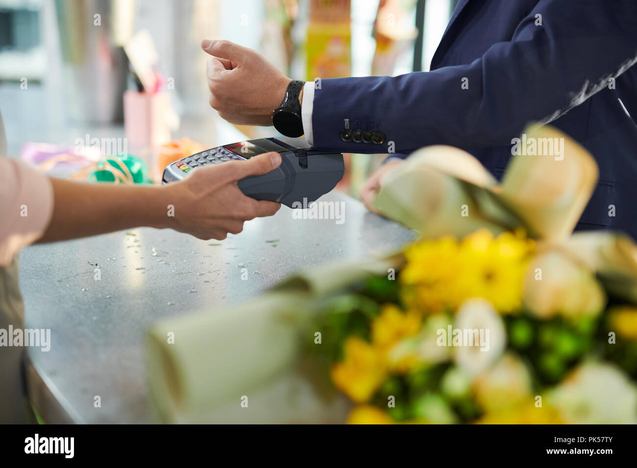 Pay customer hi-res stock photography and images - Alamy