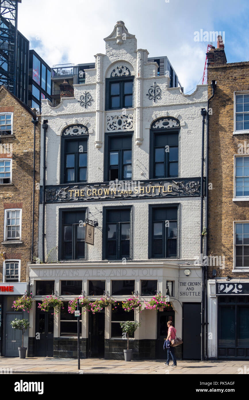 Pub On The High Street High Resolution Stock Photography and Images - Alamy