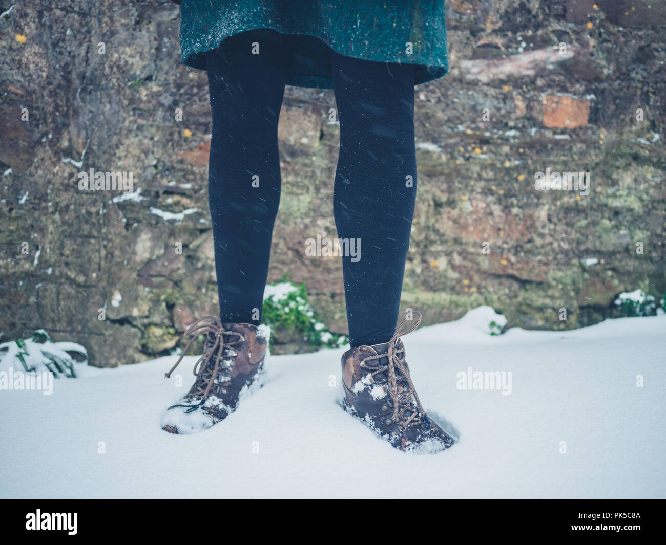 Woman freezing cold weather outside hi-res stock photography and images ...