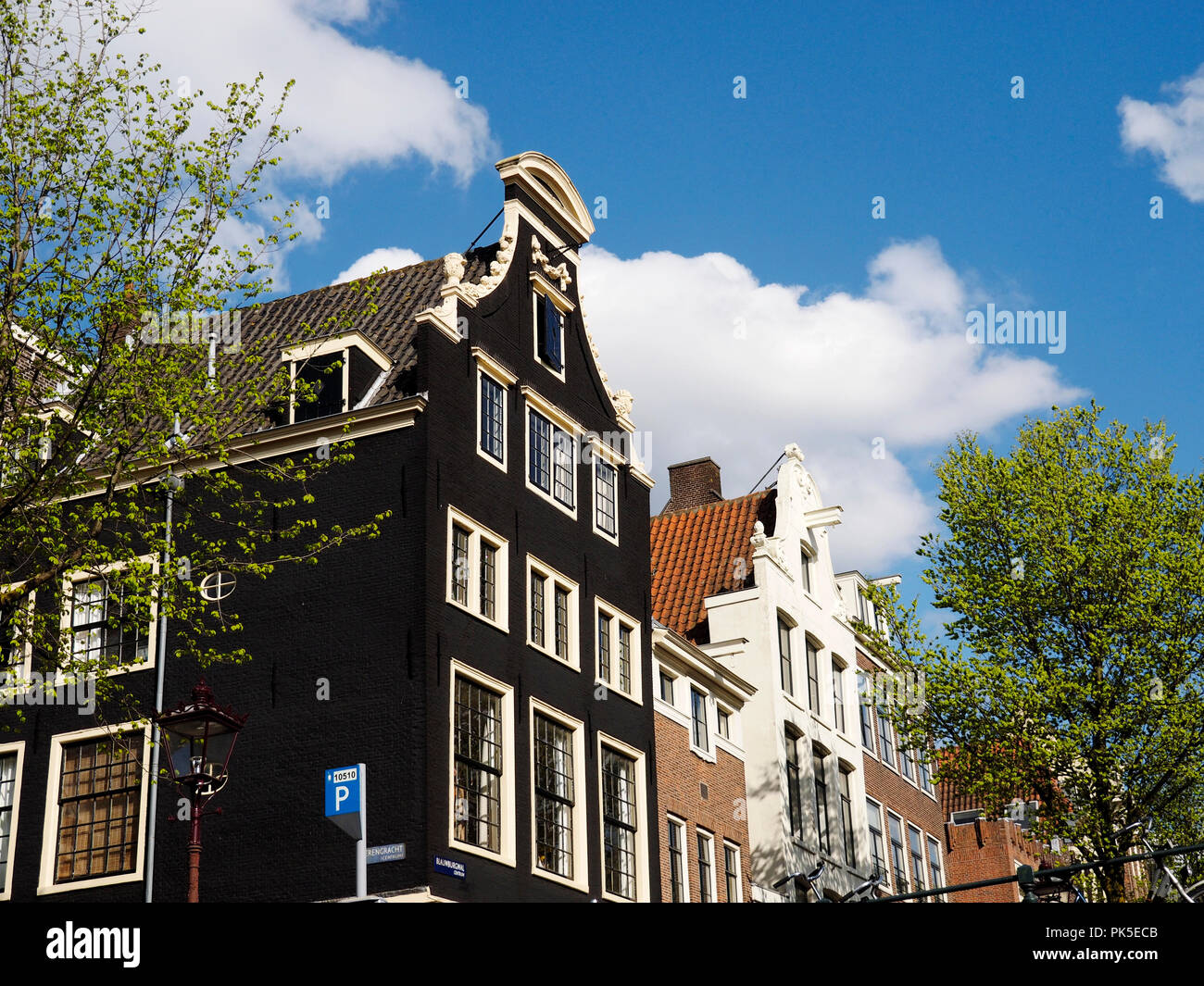Traditional Dutch architecture along a canal in central Amsterdam Stock ...