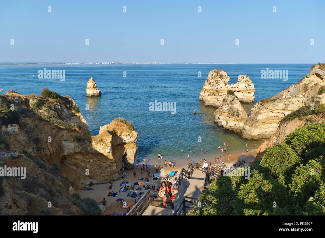 Beach scene in Camilo Beach during summer season. Lagos, Algarve ...