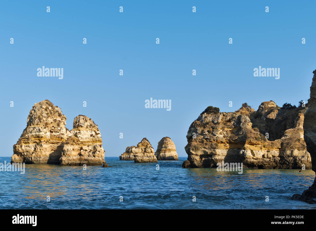 Beach scene in Camilo Beach during summer season. Lagos, Algarve ...