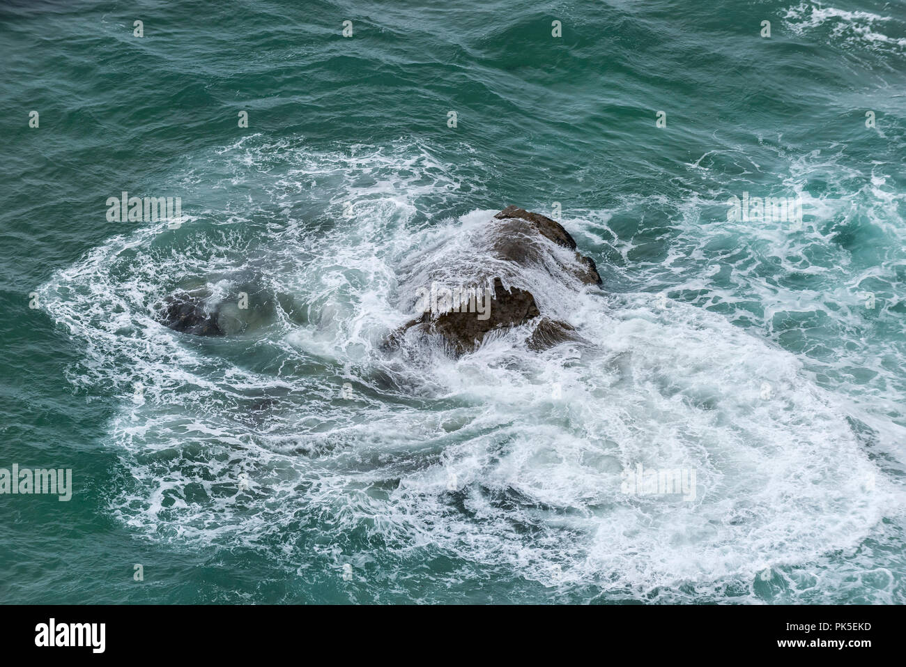 Water around rock hi-res stock photography and images - Alamy