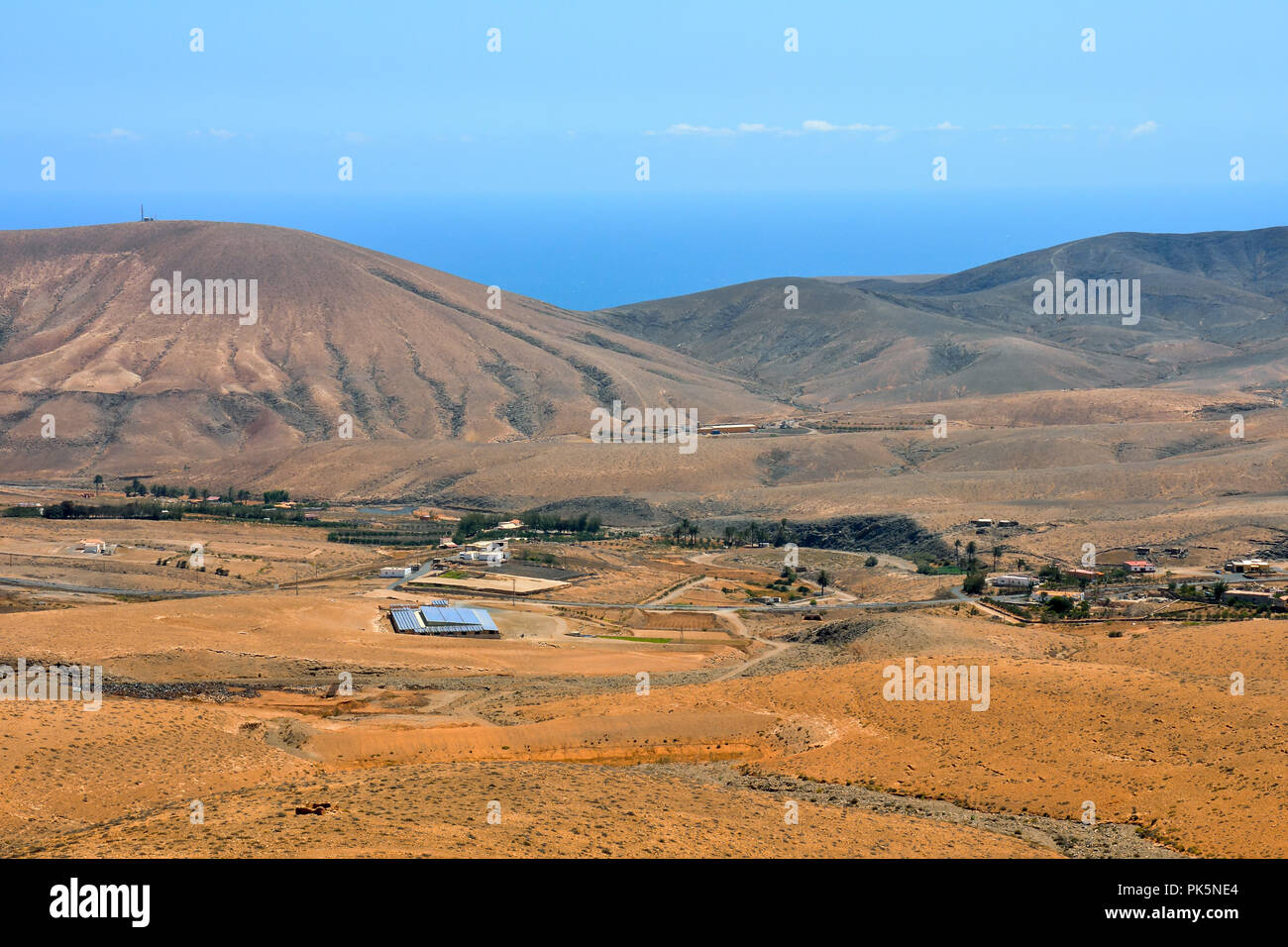 Photo Picture of a Beautiful Dry Desert Landscape Stock Photo - Alamy