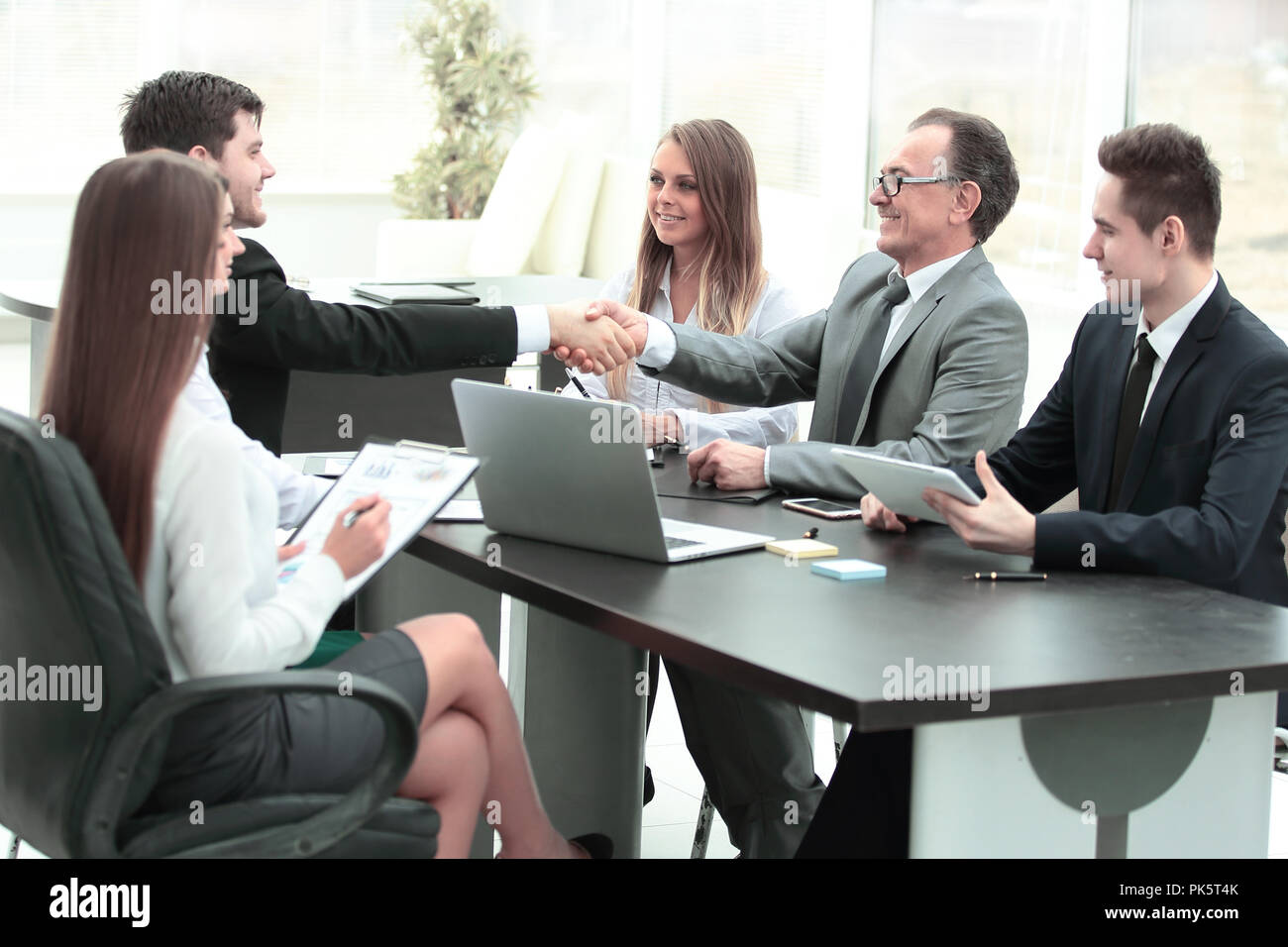 Negotiating table hi-res stock photography and images - Alamy