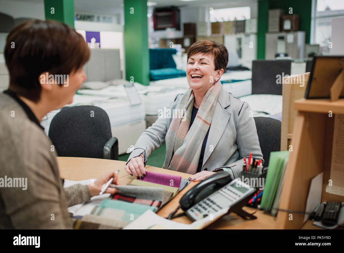 Friendly sales clerk hi-res stock photography and images - Alamy