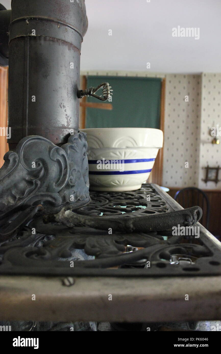 Antique cast iron stoves hi-res stock photography and images - Alamy