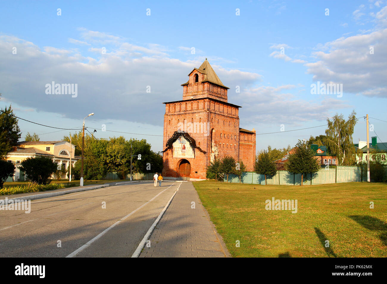 Photo landscape of the ancient Kremlin tower in the Russian city is lit ...