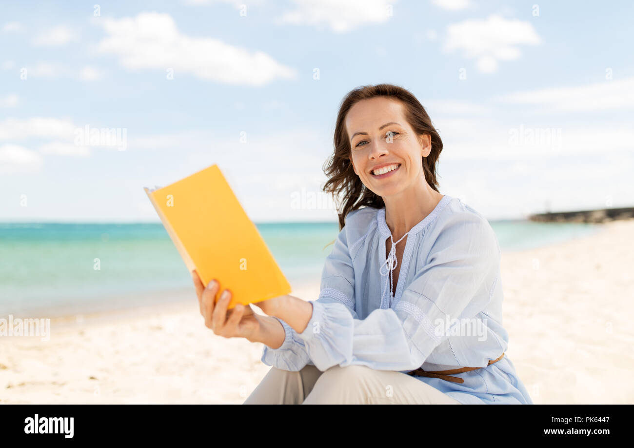 Woman summer vacation book hi-res stock photography and images - Alamy