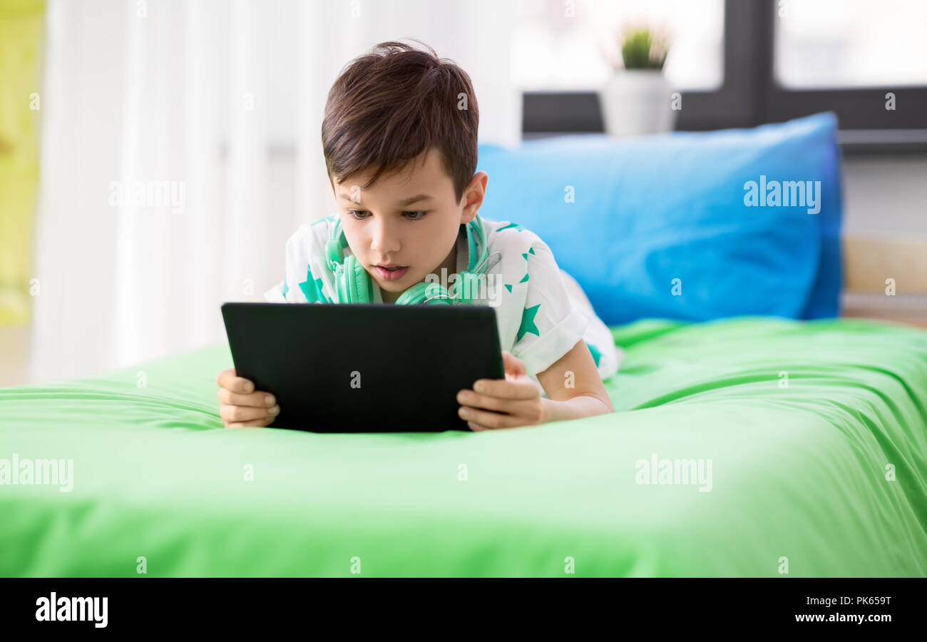 Confused gaming hi-res stock photography and images - Alamy