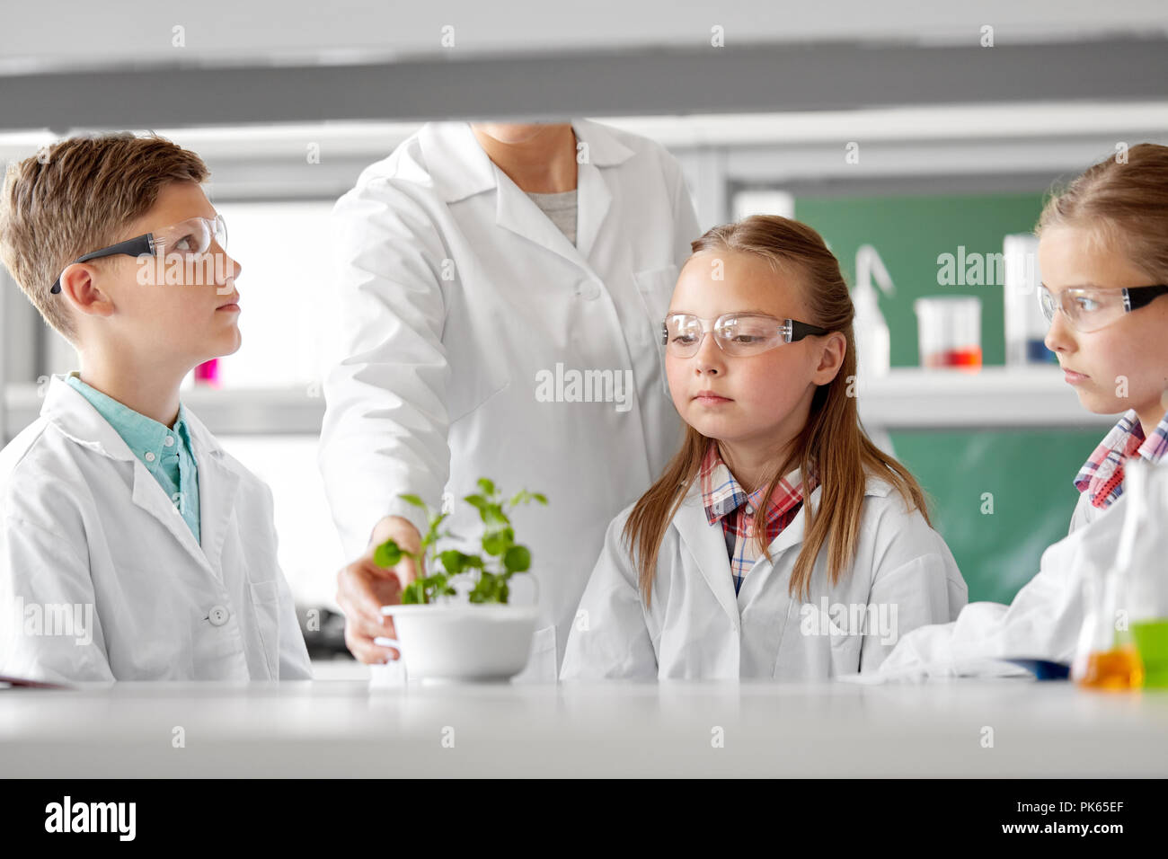 Biology class teen plant hi-res stock photography and images - Alamy