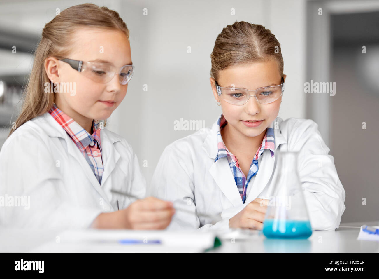 Primary girls science hi-res stock photography and images - Alamy