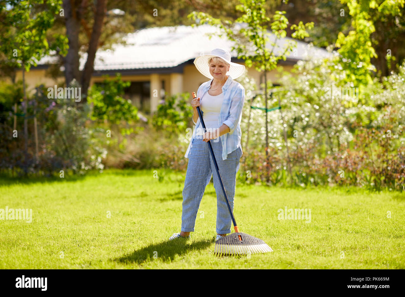 Lawn rake hi-res stock photography and images - Alamy
