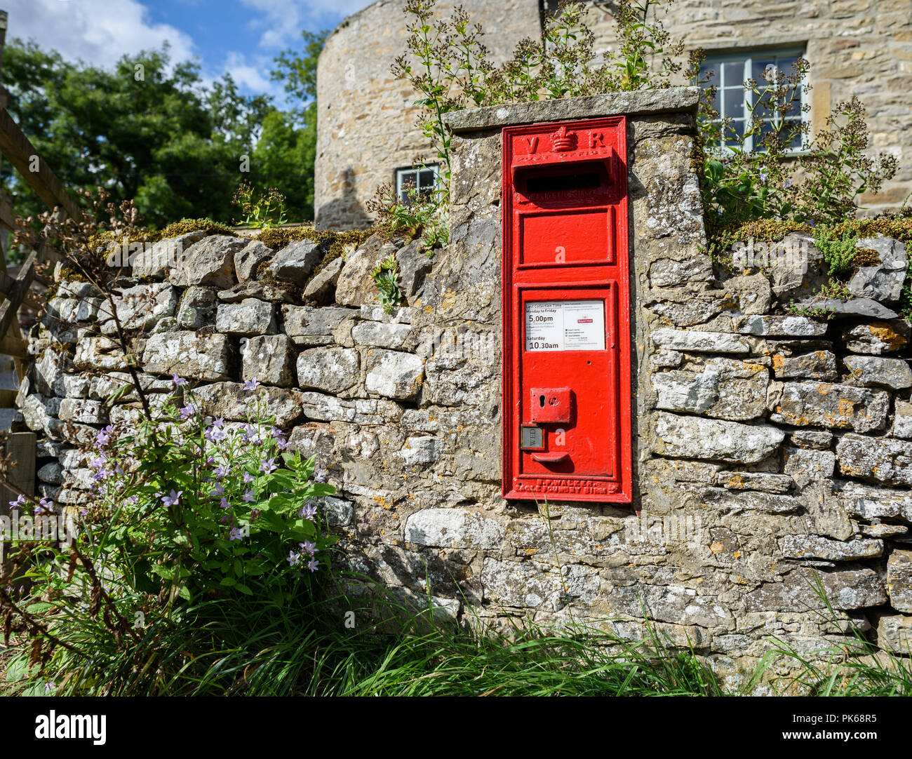Queen victoria post box hi-res stock photography and images - Alamy