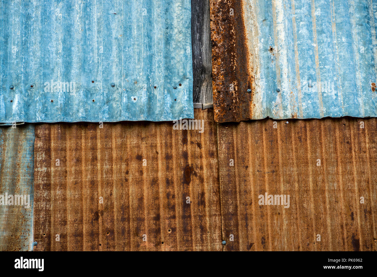 rusty rustic corrugated metal barn building Stock Photo - Alamy